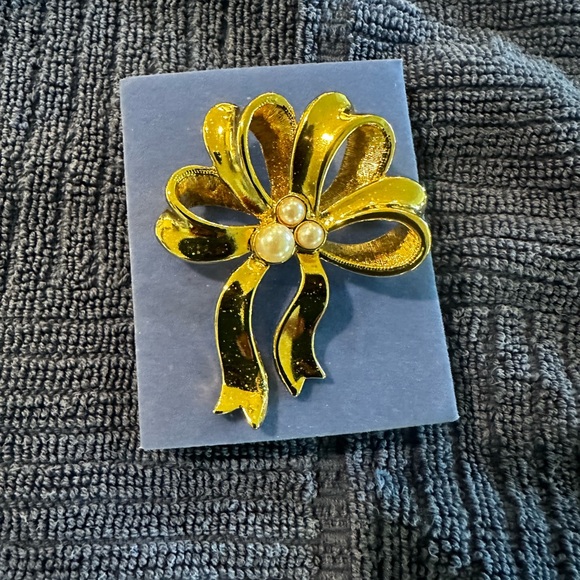 Avon | Jewelry | Vintage Avon Pin | Poshmark